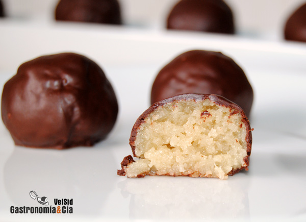 Panellets de coco y chocolate | Gastronomía & Cía