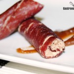 Pincho de cecina con paté de aceitunas verdes | Gastronomía & Cía