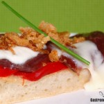 Pincho de cecina con paté de aceitunas verdes | Gastronomía & Cía