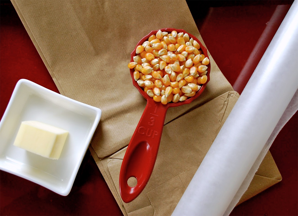 Hacer palomitas de maíz en el microondas con una bolsa de papel ...