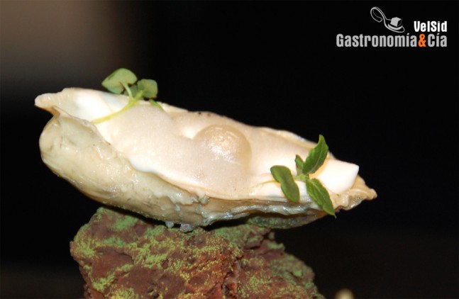 Ostra de plata con perla de caviar de vodka y espuma de mar de Paco ...