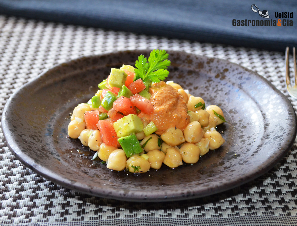 Ensalada de garbanzos con aguacate y salsa romesco | Gastronomía & Cía