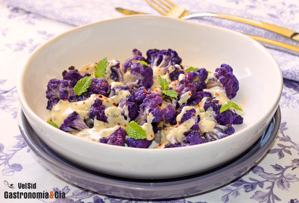 Coliflor morada salteada con salsa de yogur, mostaza y hierbabuena ...