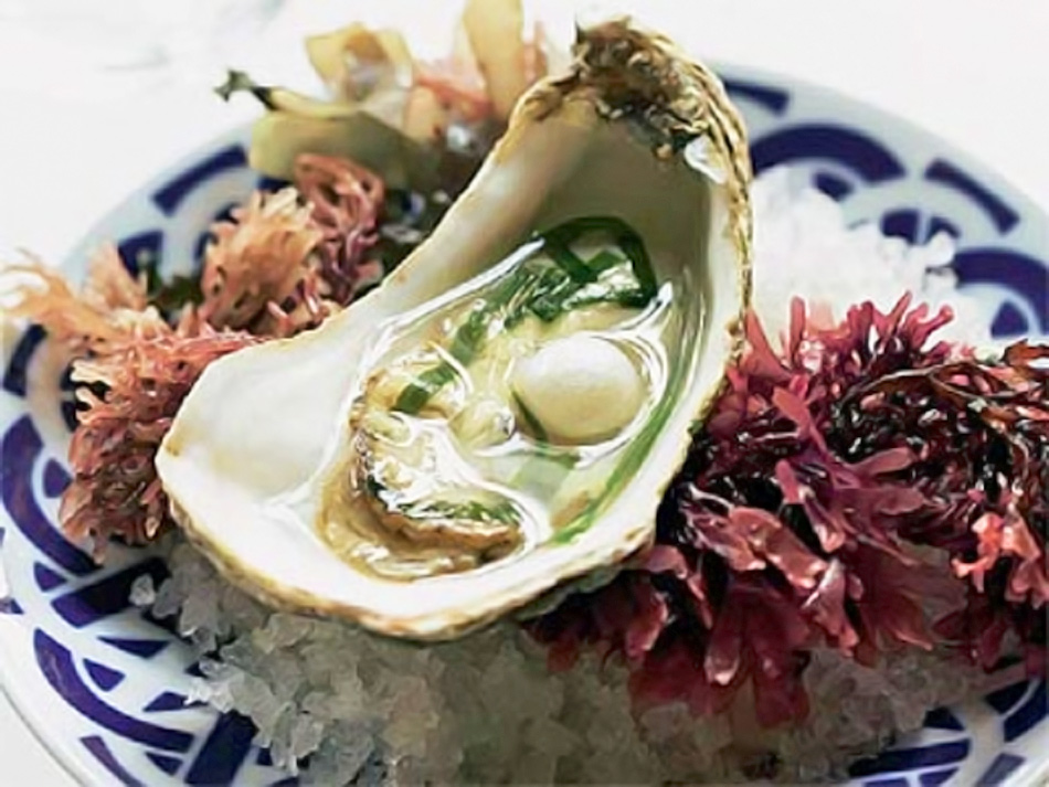 Ostras con su perla y jugo de lechuga de mar de Albert Adrià ...