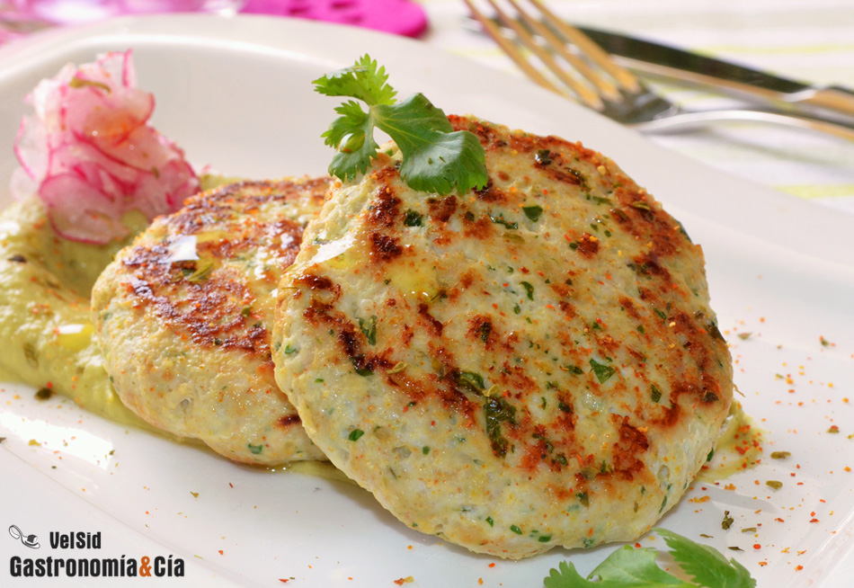 Hamburguesas de pollo con hummus de aguacate | Gastronomía & Cía