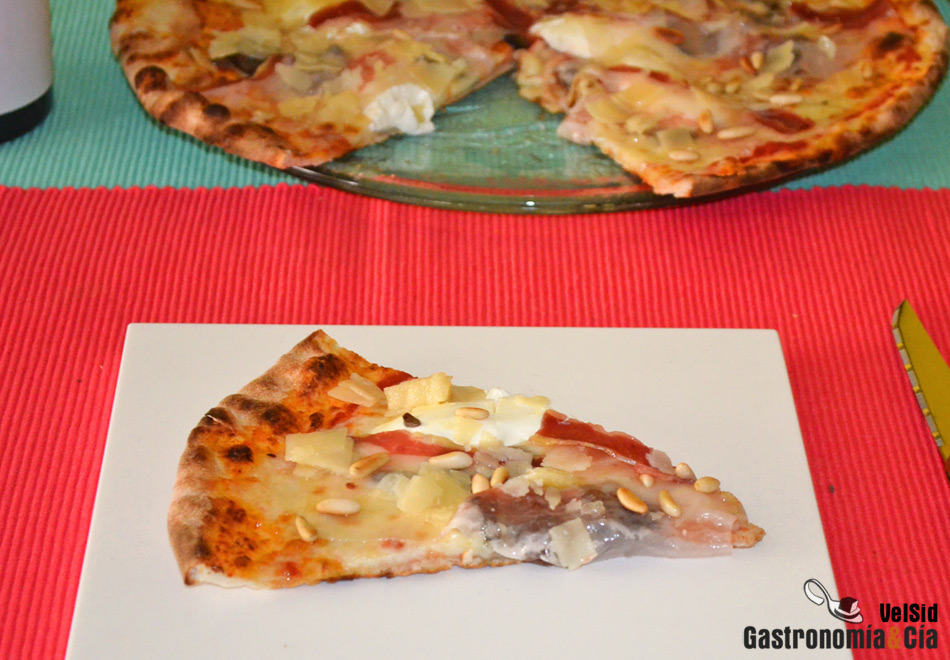 Pizza con setas, queso fresco, jamón ibérico y trufa | Gastronomía & Cía