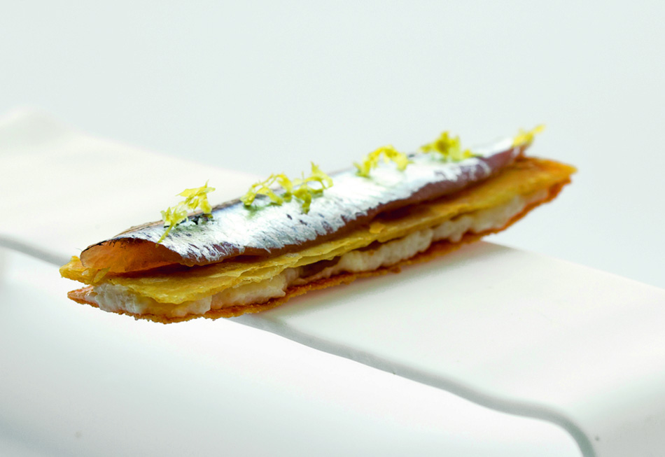 Pan sardo con boquerón marinado con sal de anchoa, tarama y piel de ...