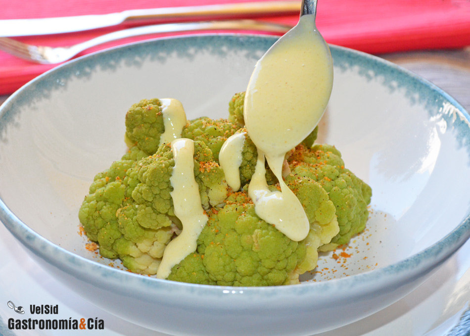 Coliflor verde al vapor con salsa ligera de yuzu y gomasio de chipotle ...