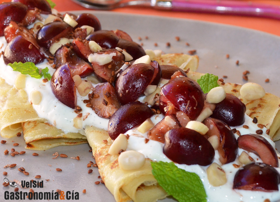 Crepes con cerezas, almendras y skyr vainillado | Gastronomía & Cía