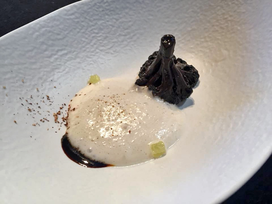 Coliflor negra con bechamel de coco y lima de Mateu Casañas, Oriol ...