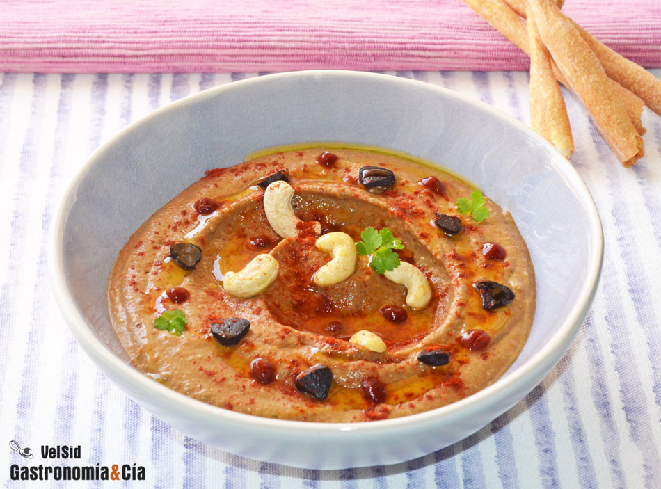 Hummus con ajo negro y anacardos | Gastronomía & Cía