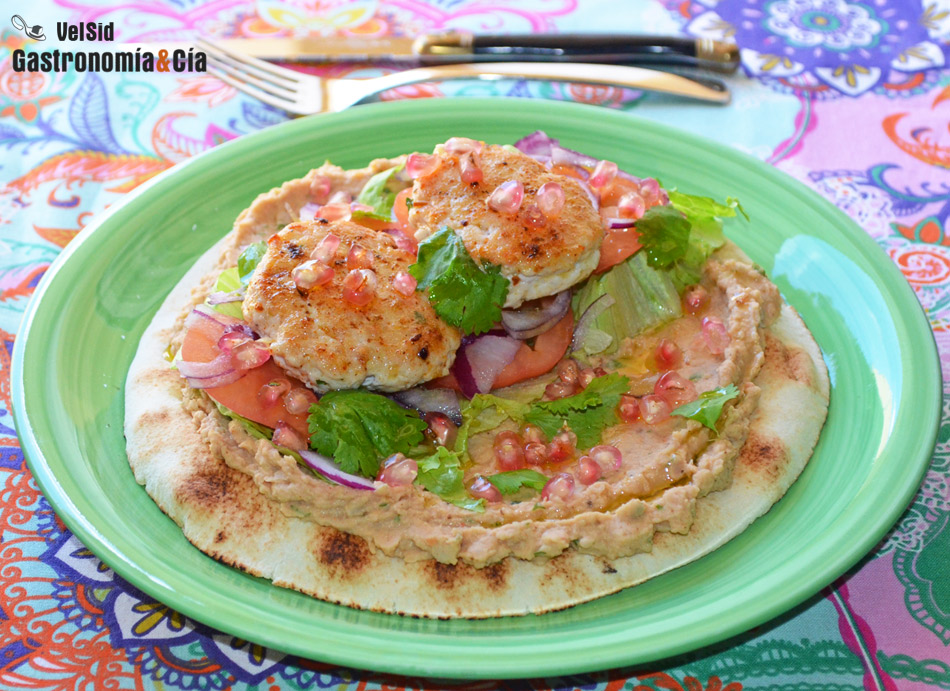 Pan pita con hummus de alubias, pollo especiado y granada | Gastronomía ...