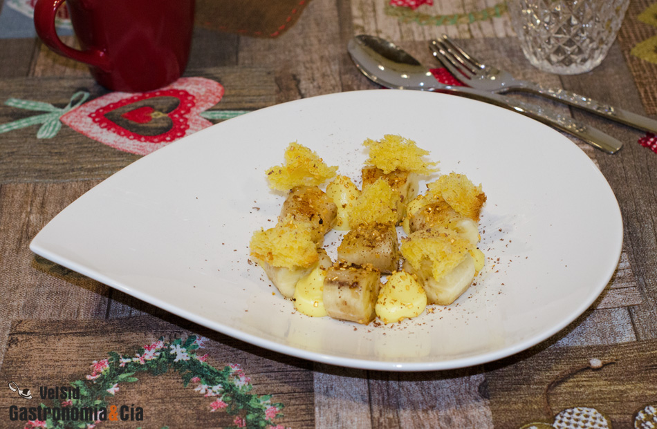 Plátano caramelizado con crema y panettone, un postre festivo fácil y ...