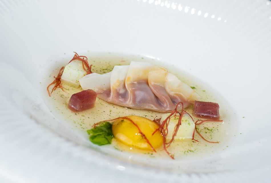 Ravioli de mojama en tomate, algas y yema curada de Julio Vázquez ...