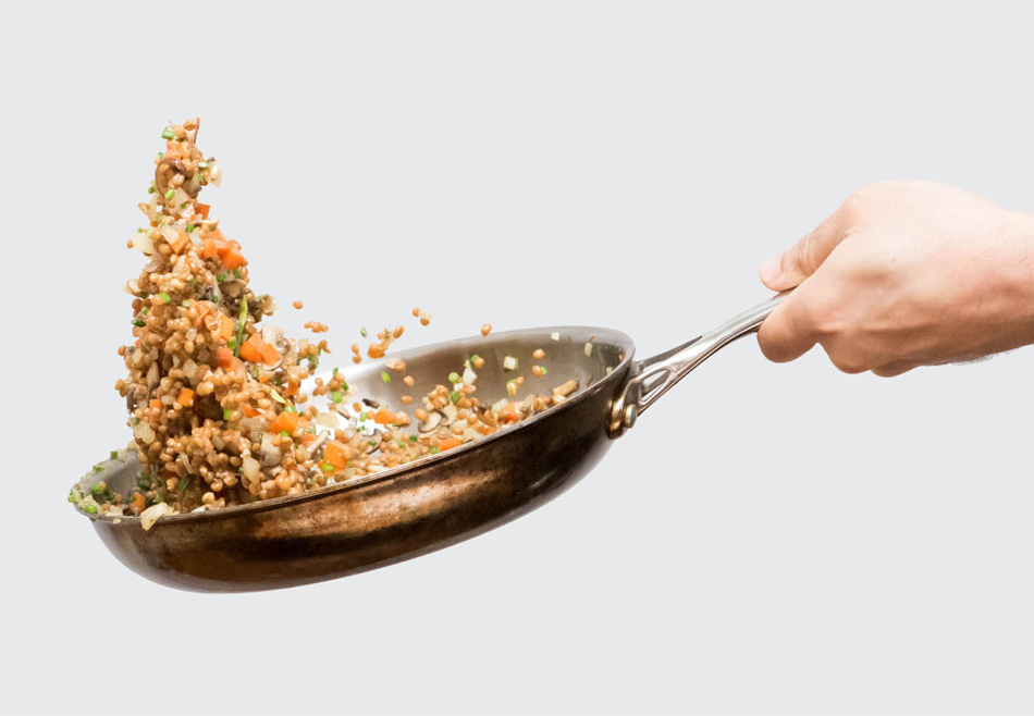 Aprender a saltear los alimentos en una sartén de forma eficiente y ...