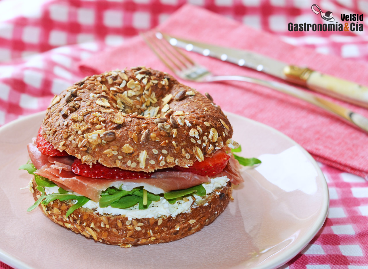 Bagel con jamón serrano y fresas, un bocado para un desayuno o merienda ...