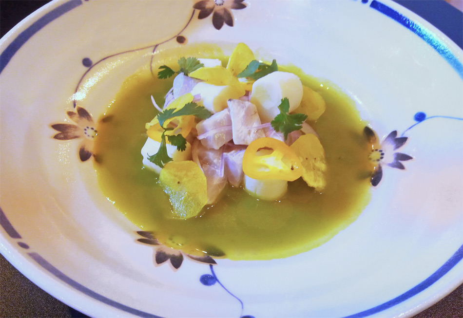 Lubina con reducción de chicha de jora, aguacate, jalapeños, mango y ...