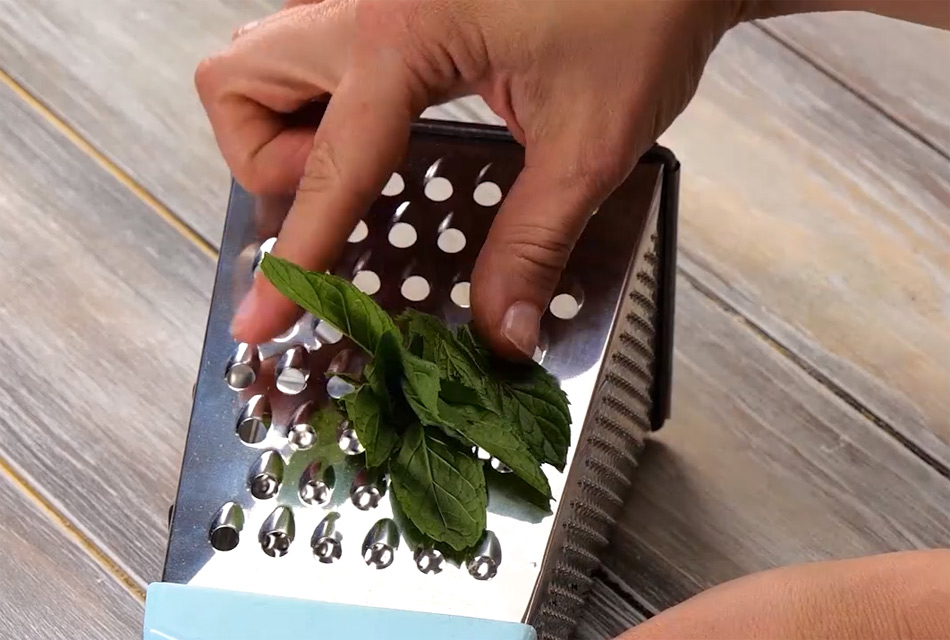 Truco para deshojar las hierbas aromáticas con un rallador ...