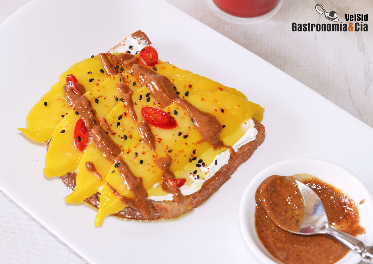 Tostada con yogur colado, mango y manteca de almendra, un bocado ...