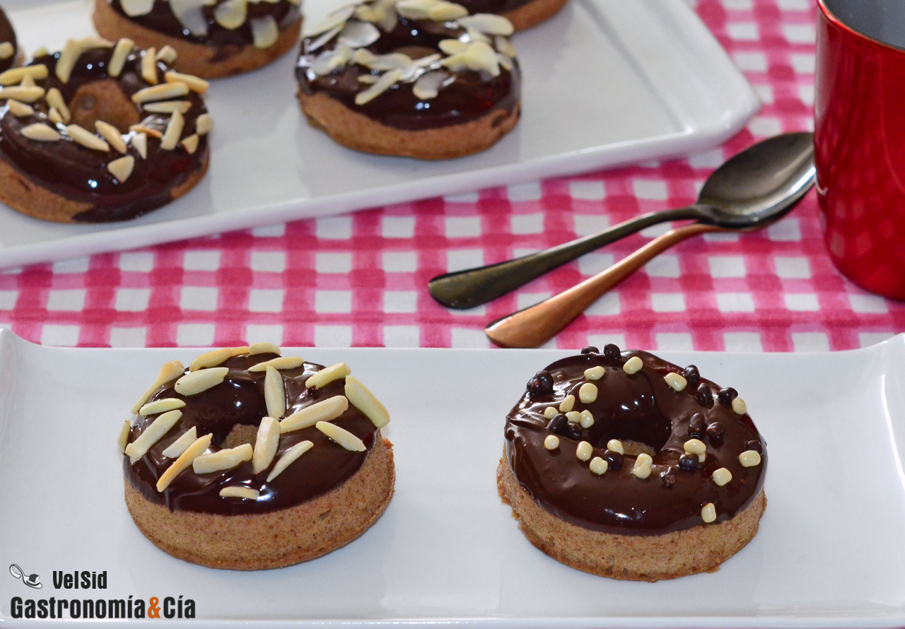 Donuts de espelta, almendra y plátano. Receta para hacer en microondas ...