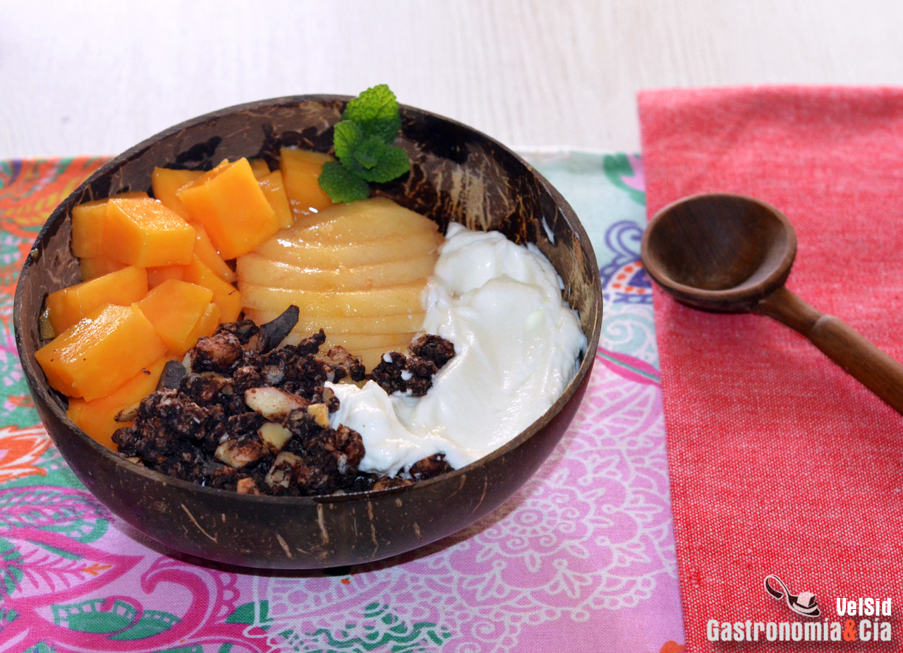 Yogur colado con pera, papaya y granola de chocolate casera, un ...