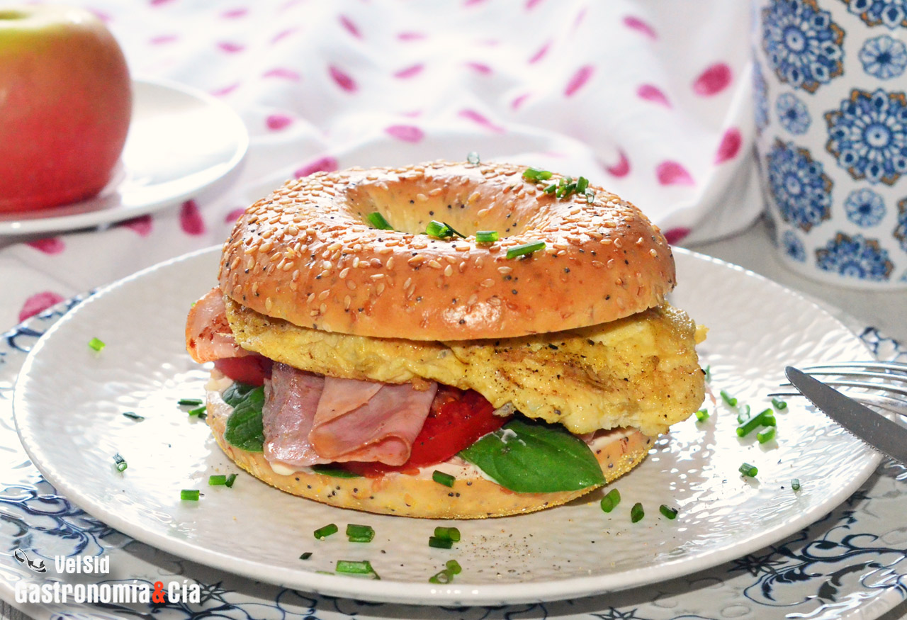 Bagel con tortilla y jamón cocido a la plancha, receta para disfrutar ...