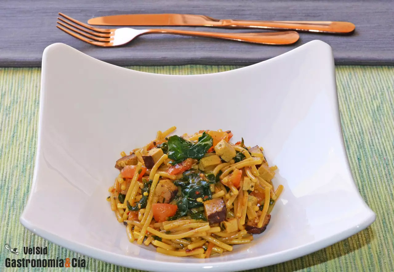 Doce recetas con fideos para todos los gustos, sopa, fideuà, fideos a ...