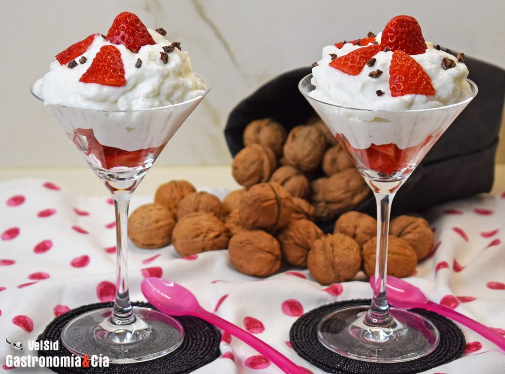 Yogur cremoso de fresas con cookies de chocolate, un postre en vasito ...