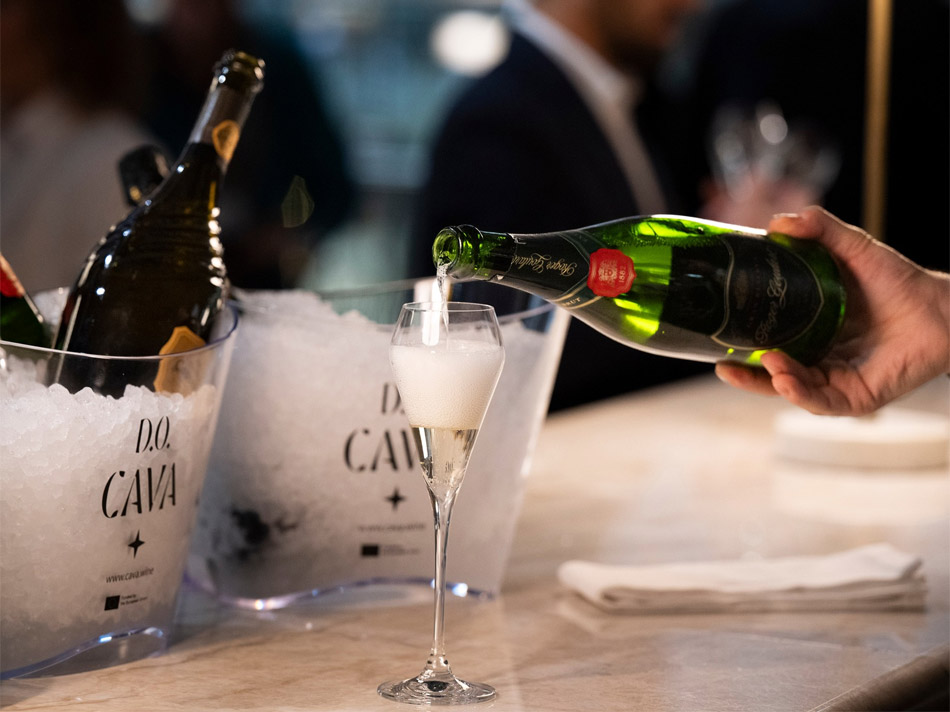 Conoce las categorías y tipos de cava según el tiempo de crianza, niveles de azúcar o zona de ...