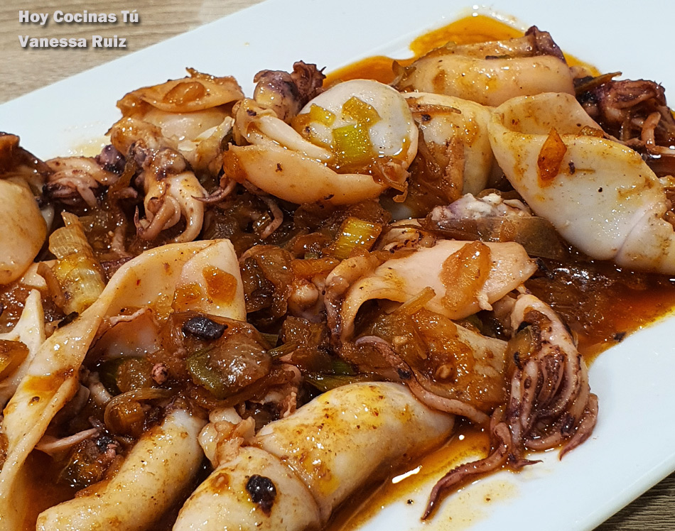 Hoy Cocinas Tú: Receta de chipirones con ajos tiernos y su salsa | Gastronomía & Cía