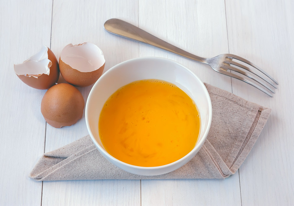 Cómo batir los huevos para hacer una tortilla, con batidor de varillas ...