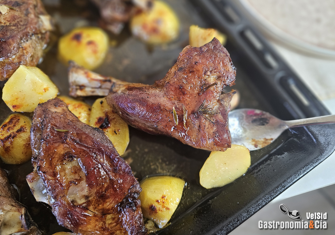 El secreto de un cordero asado jugoso, tierno y con mucho sabor ...